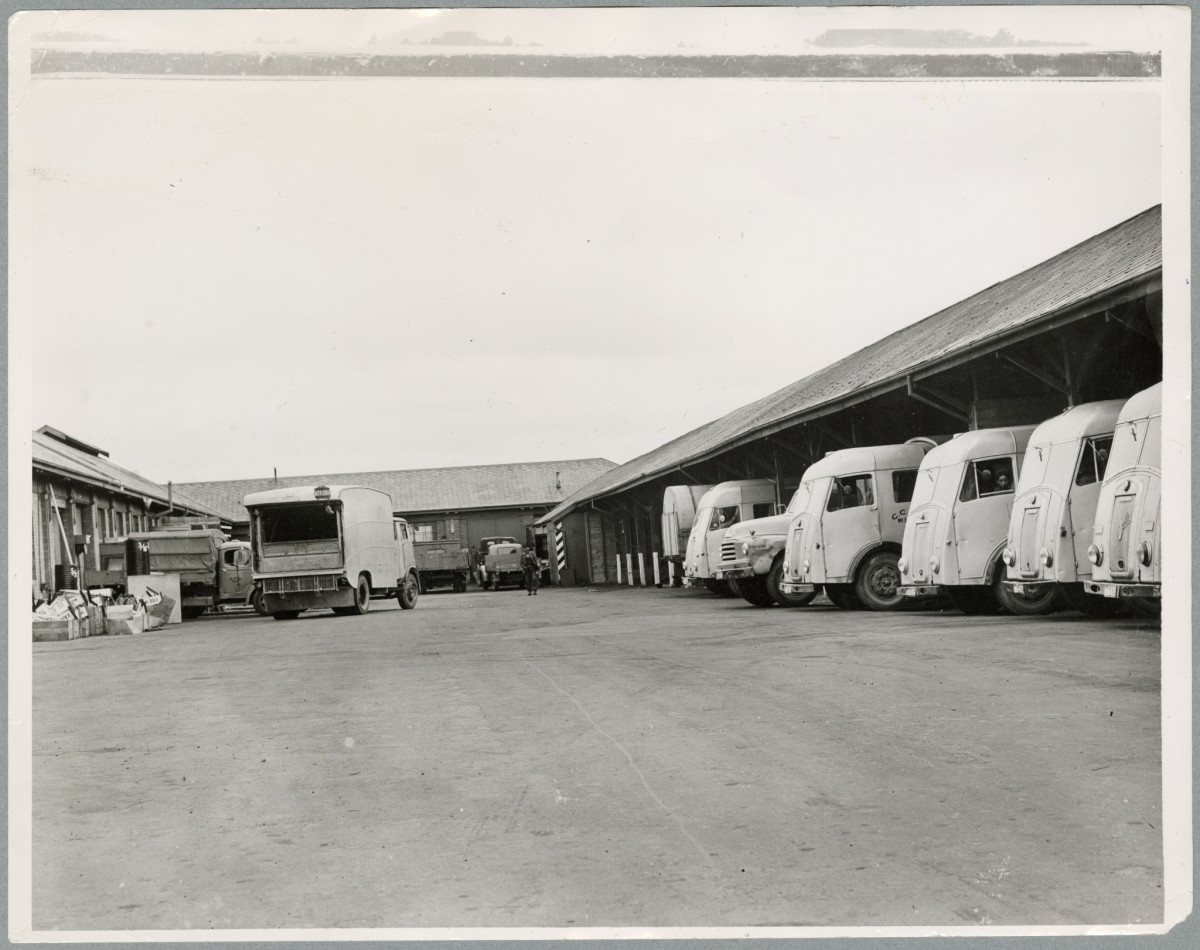 Rubbish collection truck depot | discoverywall.nz