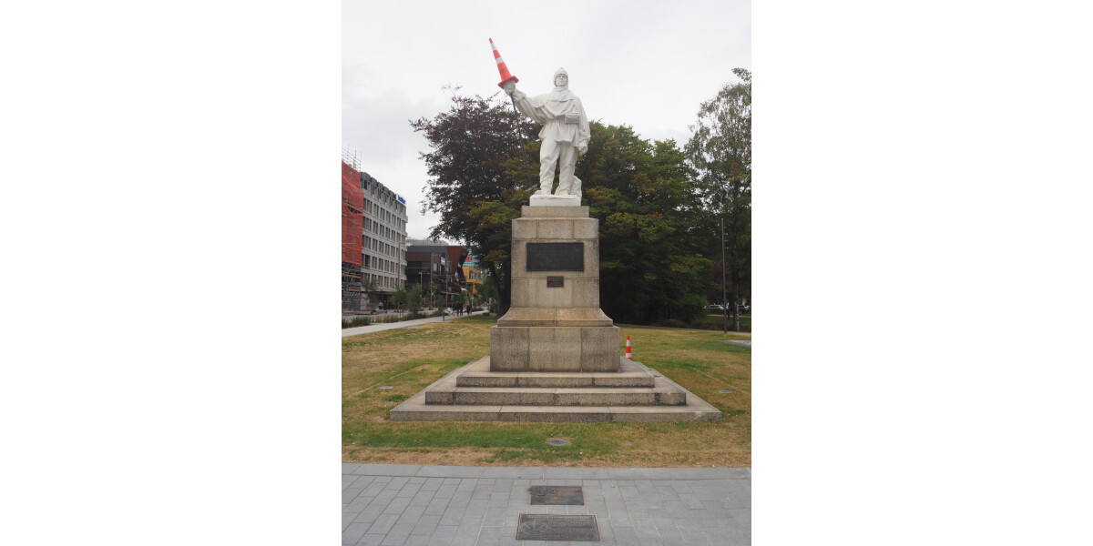 Scott Statue with cone | discoverywall.nz