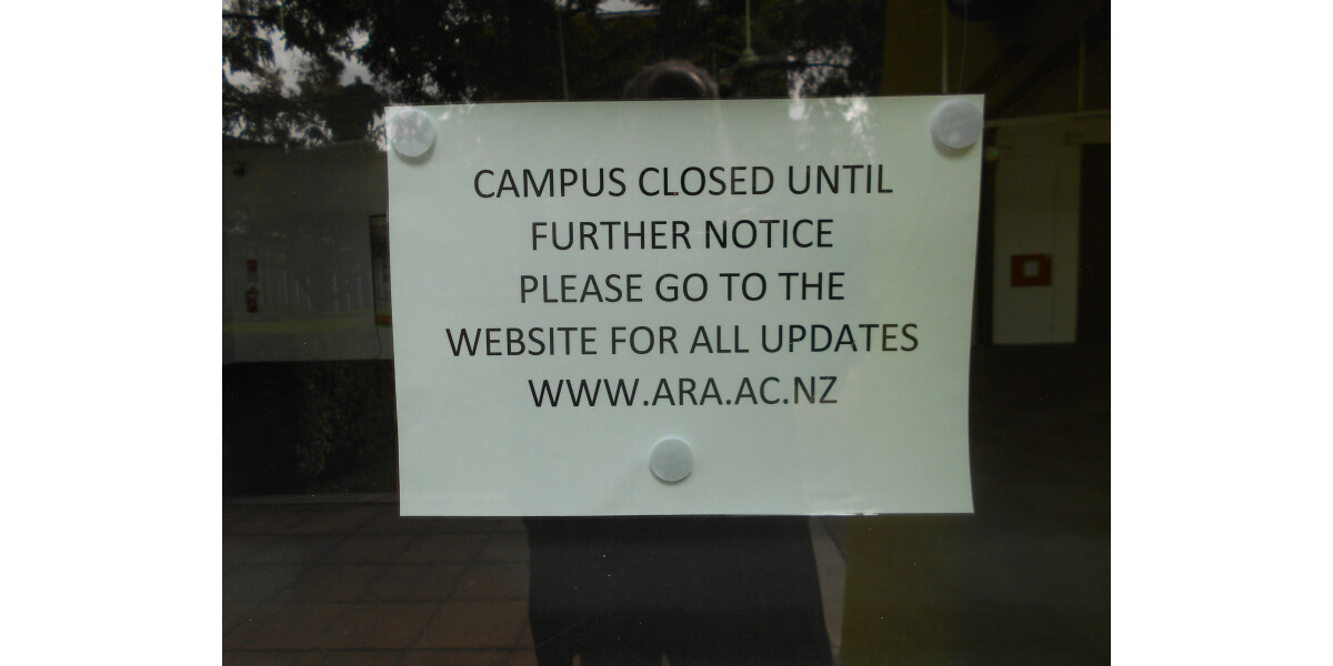 Campus closed sign | discoverywall.nz