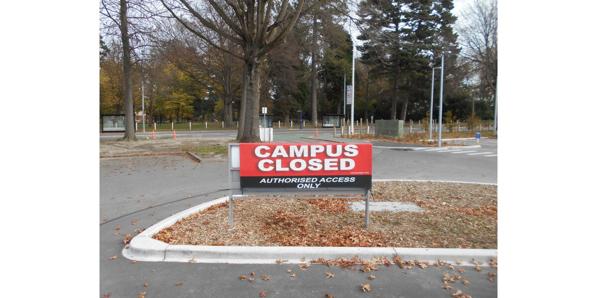 Campus closed sign | discoverywall.nz