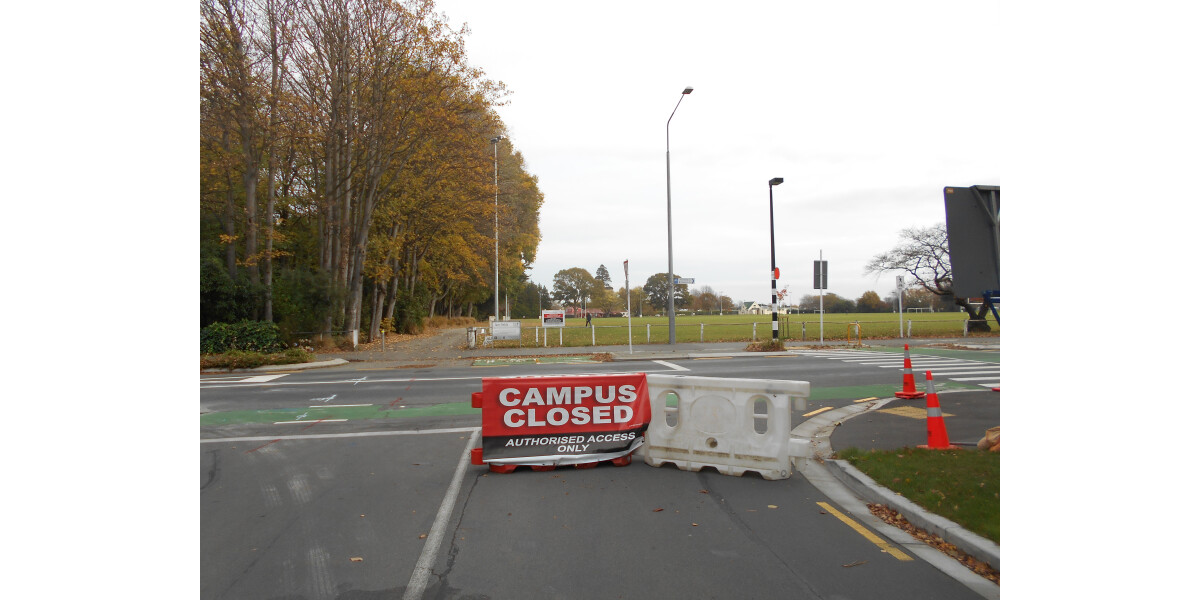 Campus closed sign | discoverywall.nz