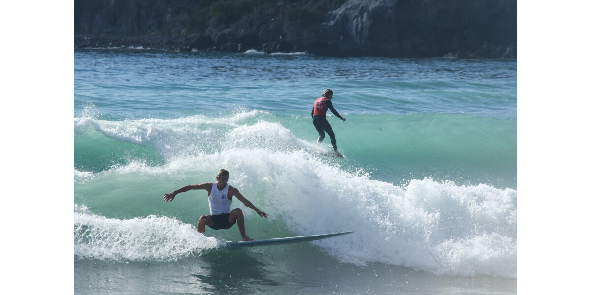 Surfers ride a party wave at Sumner | discoverywall.nz