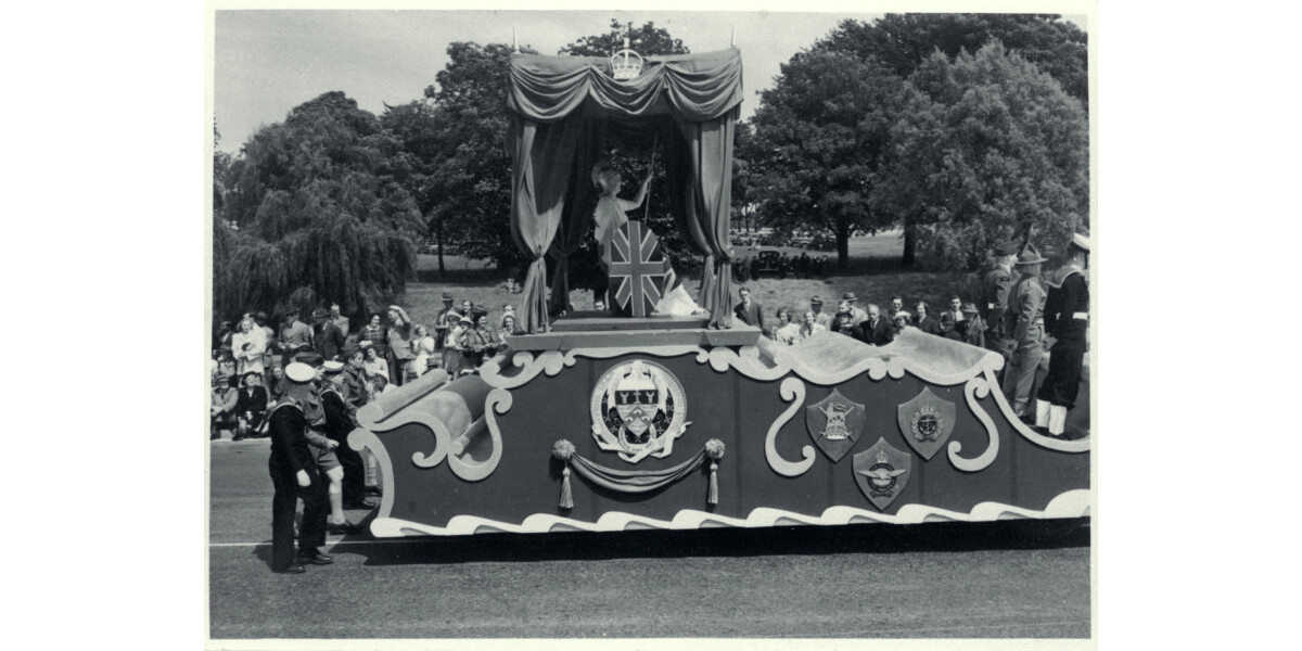 The services' float in the parade | discoverywall.nz