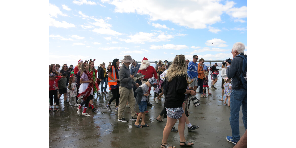 Santa arrives on the beach | discoverywall.nz