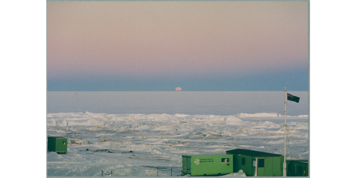 Moon setting over the horizon | discoverywall.nz