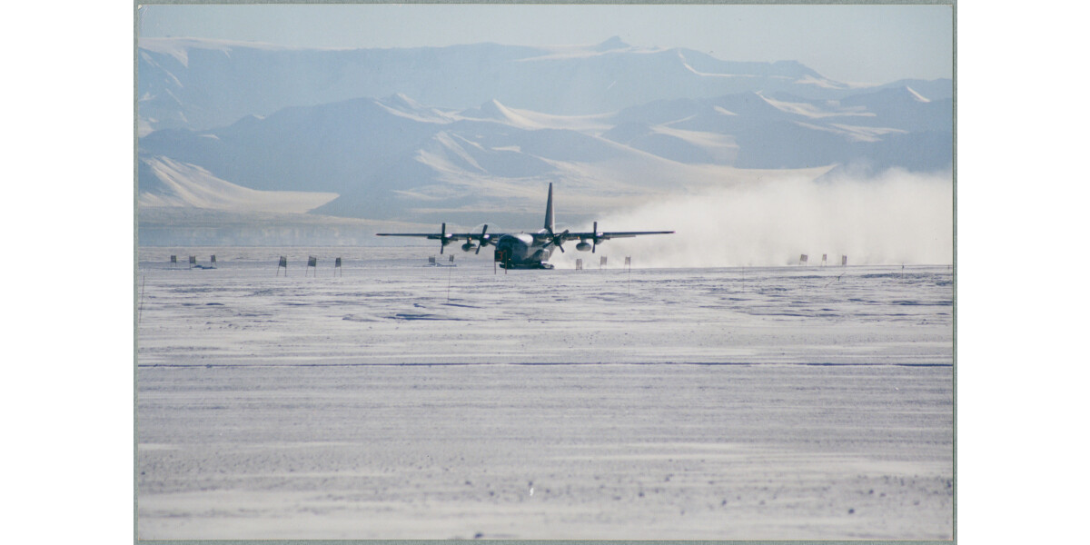 Hercules aircraft landing at Scott Base | discoverywall.nz
