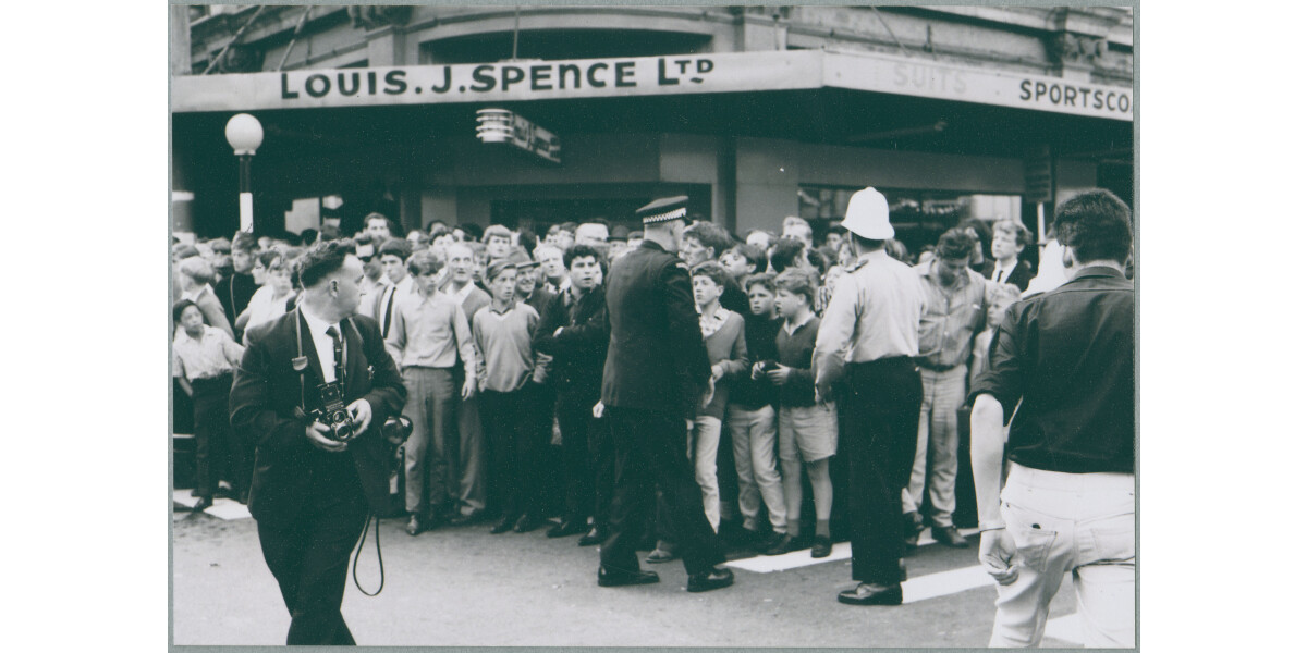 Crowd control during the Para Rubber fire | discoverywall.nz