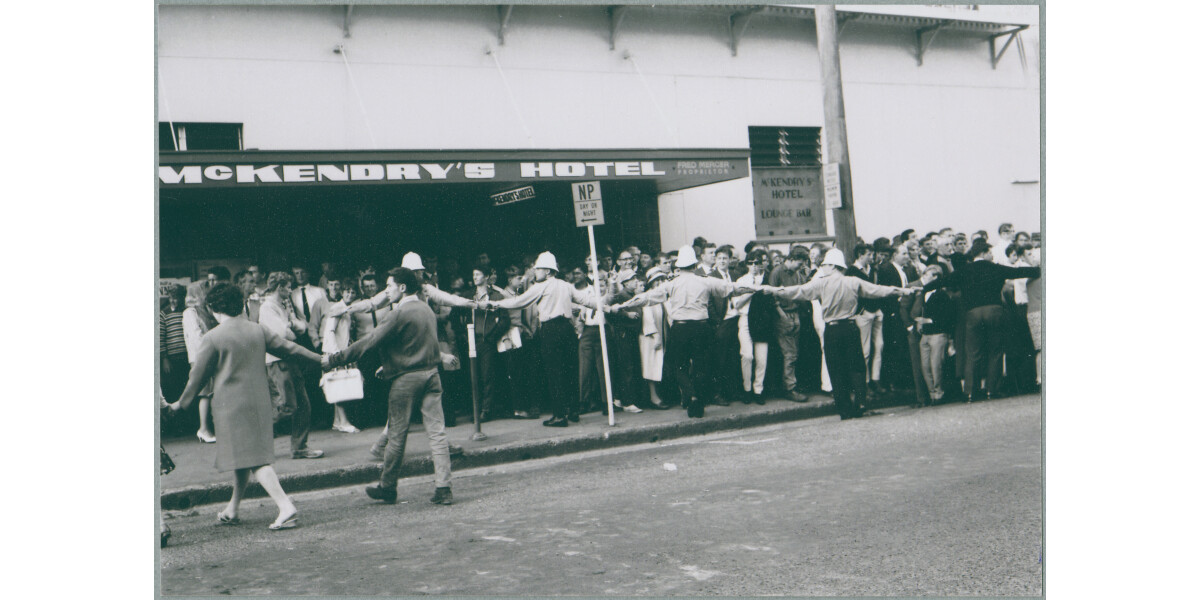 Police controlling the crowd | discoverywall.nz