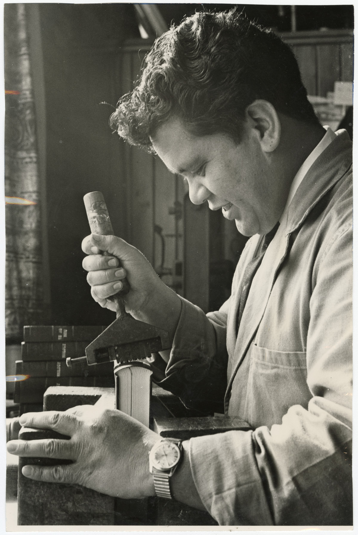 Bookbinder at work | discoverywall.nz