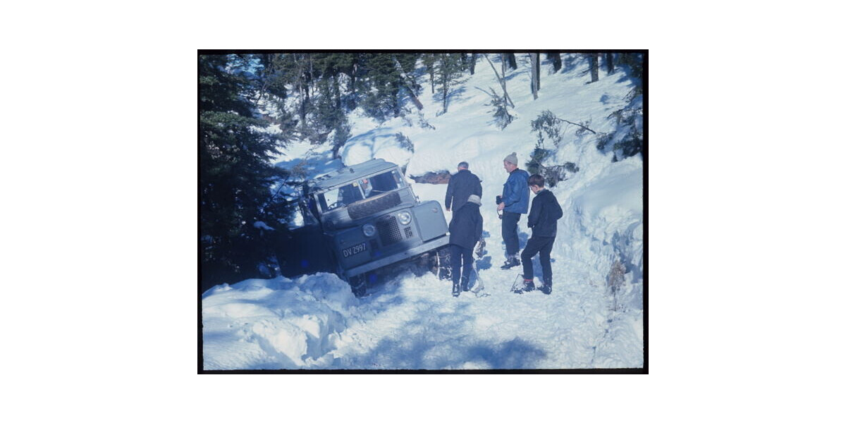 Vehicle stuck on Mt Cheeseman Road | discoverywall.nz