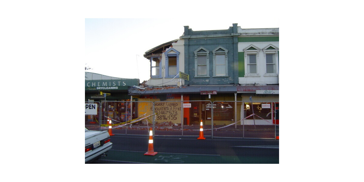Quake-damaged shops in Colombo Street | discoverywall.nz