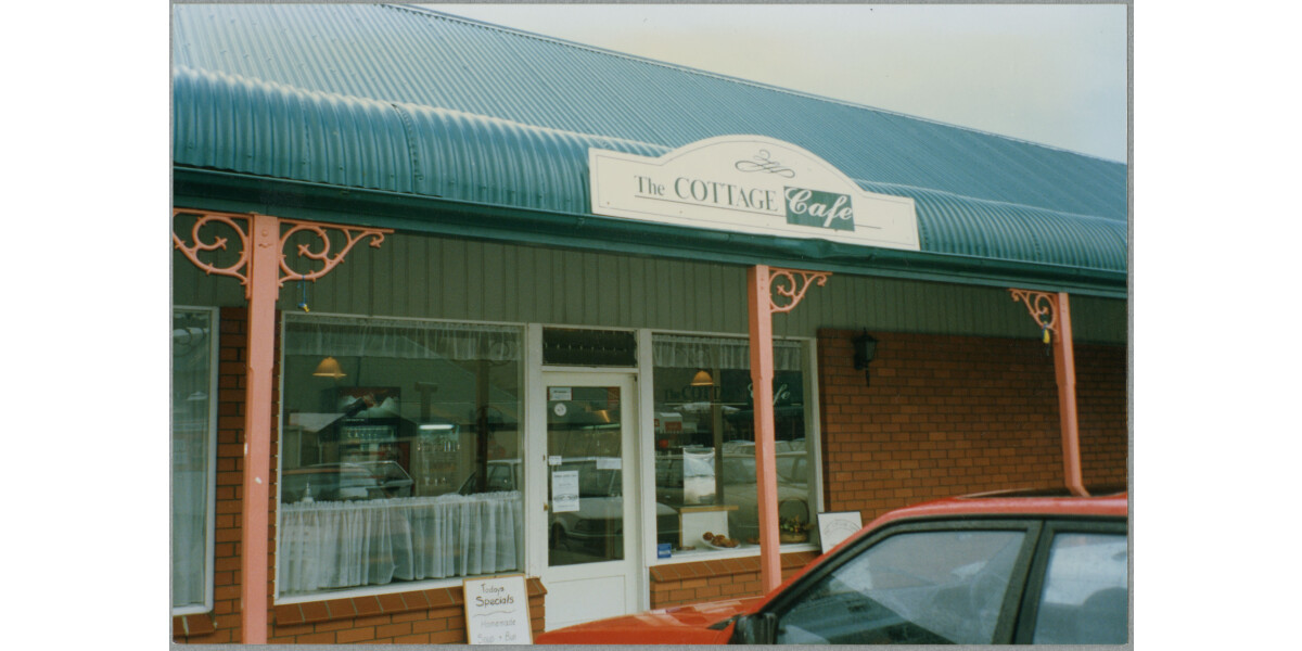 Exterior of The Cottage Café | discoverywall.nz
