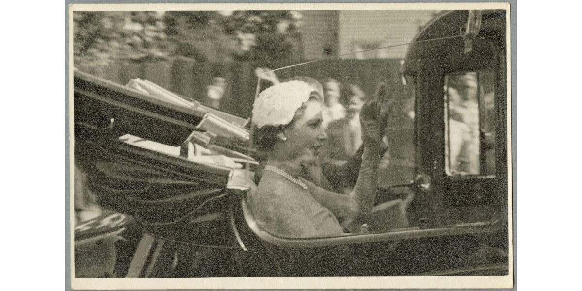 Royal couple waving | discoverywall.nz