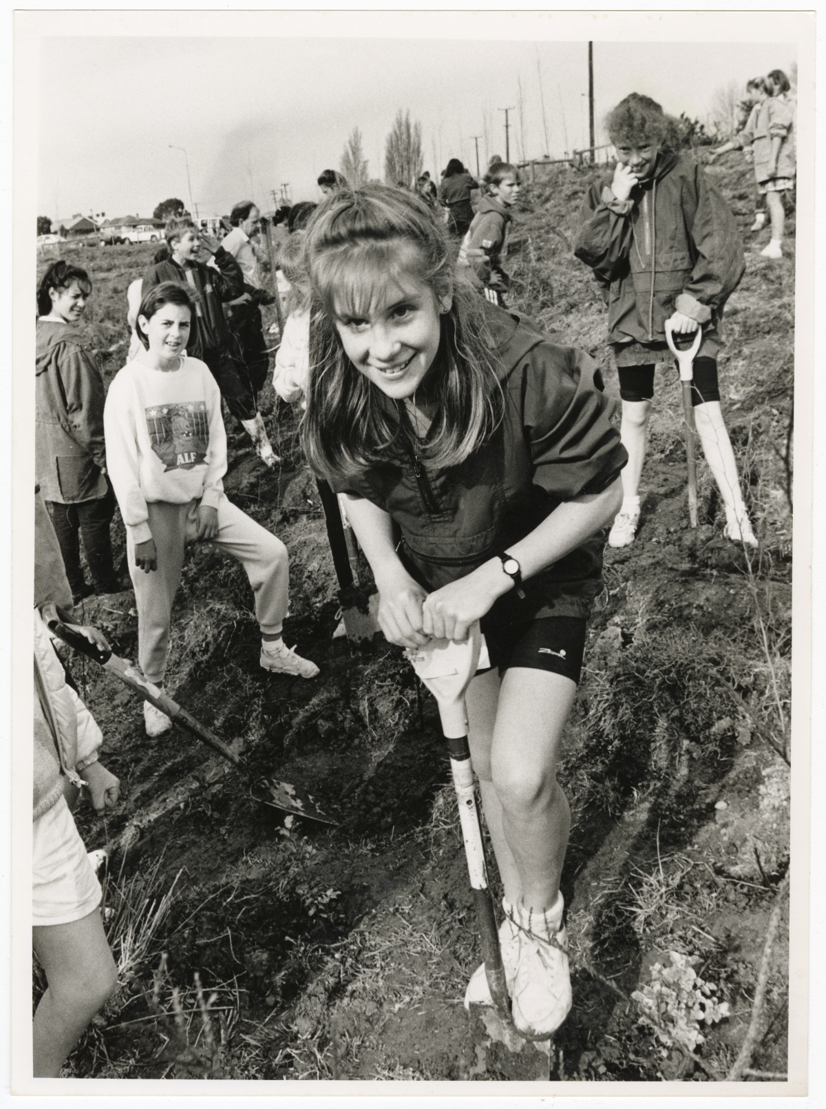 Breens Intermediate School students planting trees | discoverywall.nz