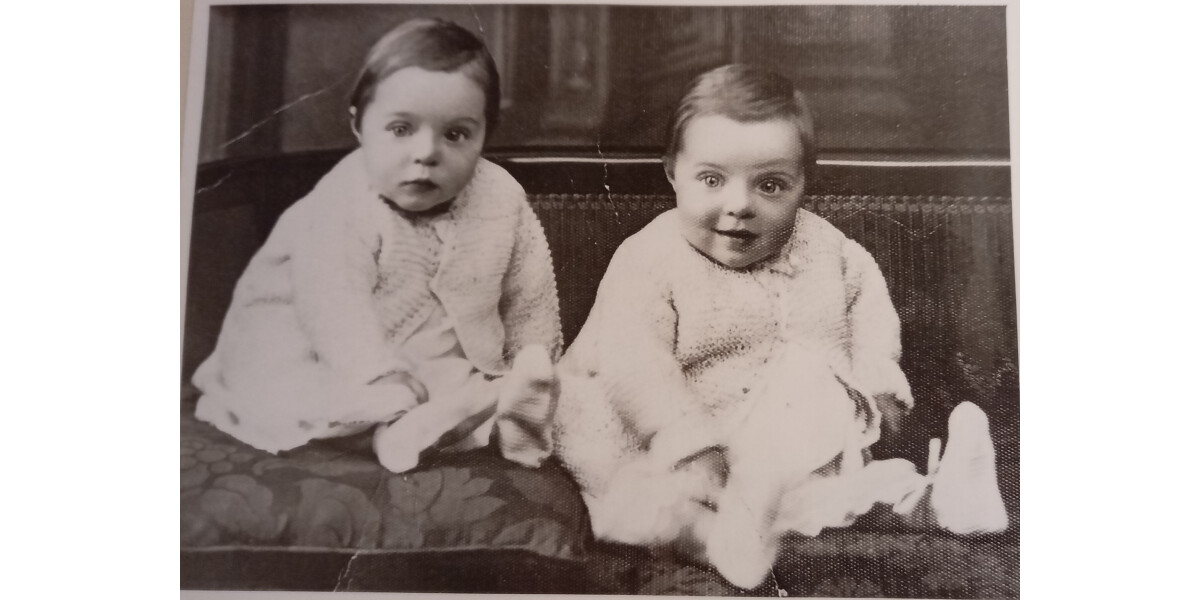 Twins Mavis and June Beecroft 1934 | discoverywall.nz