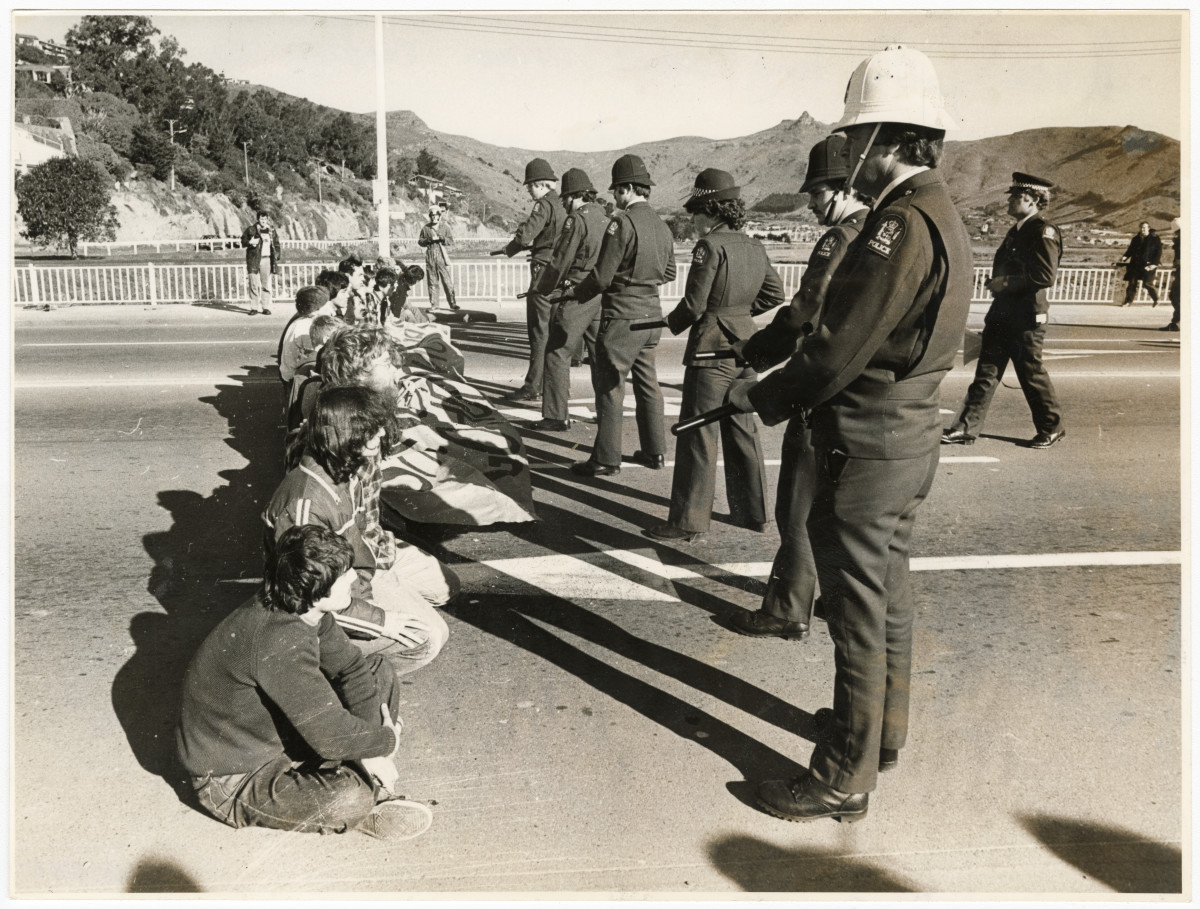 Springbok rugby tour protesters on Ferrymead bridge | discoverywall.nz