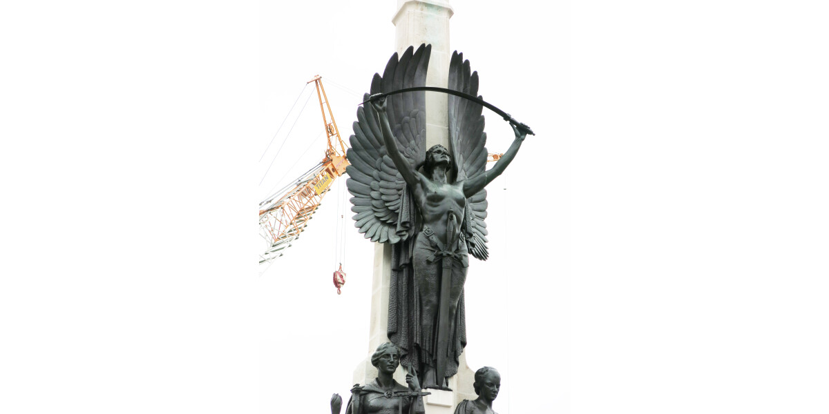 Citzens' War Memorial - Top figure | discoverywall.nz