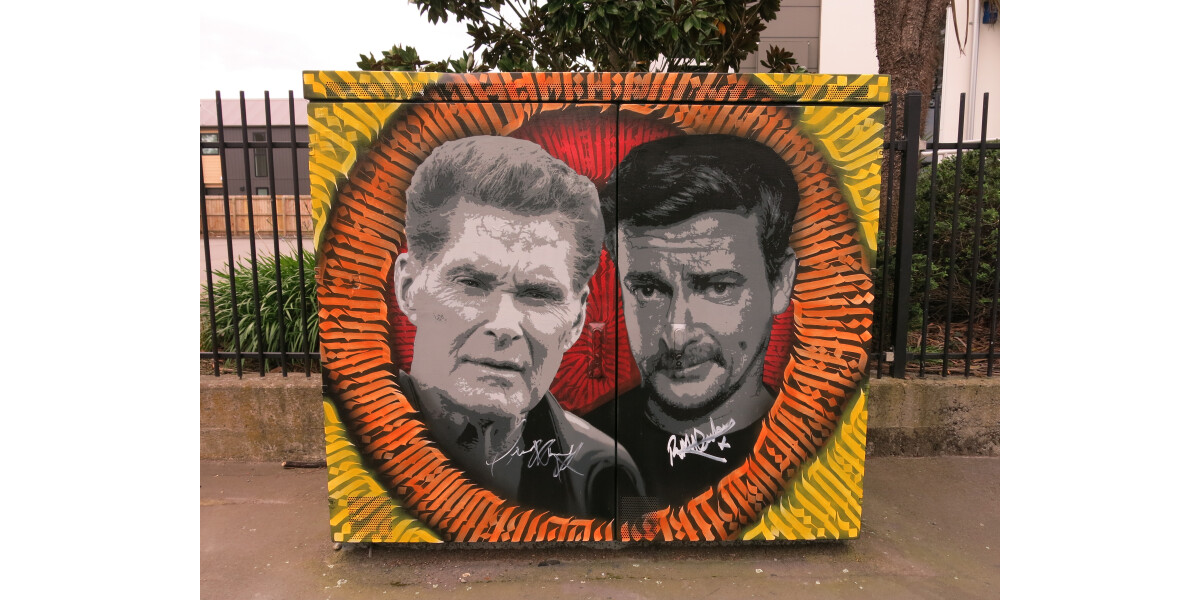 David Hasselhoff and Rhys Darby - Chorus box on Bealey Avenue