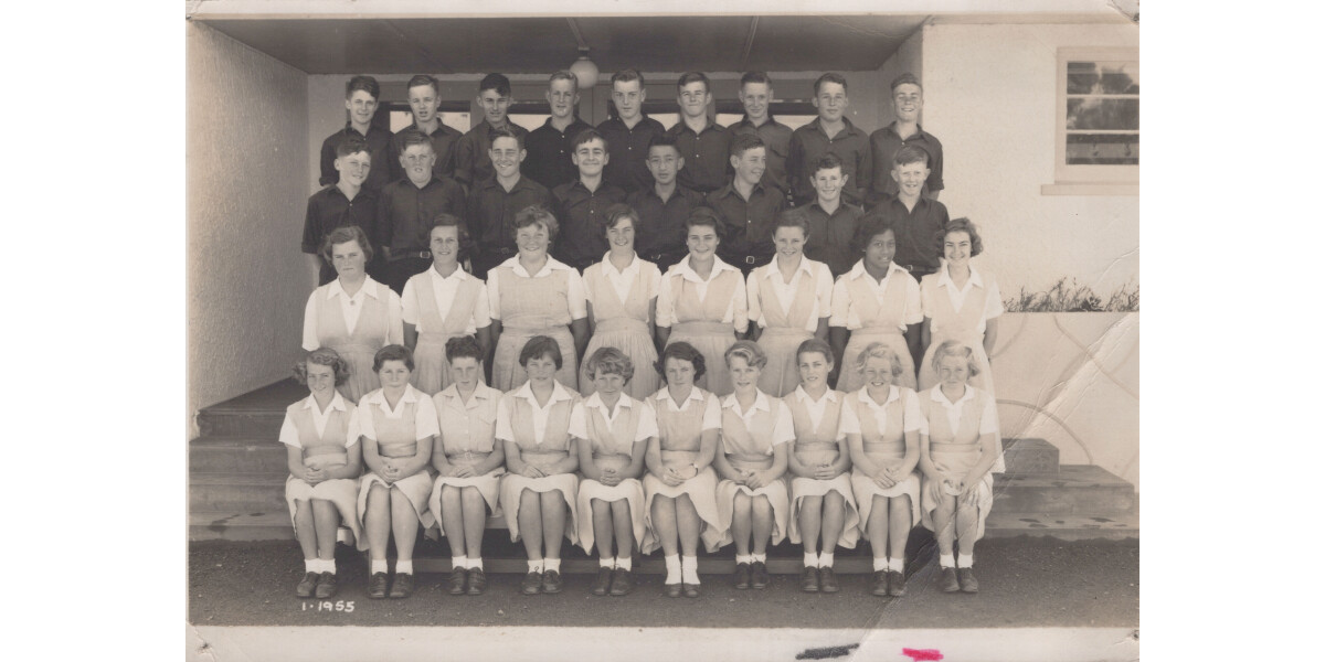 High school class photograph | discoverywall.nz