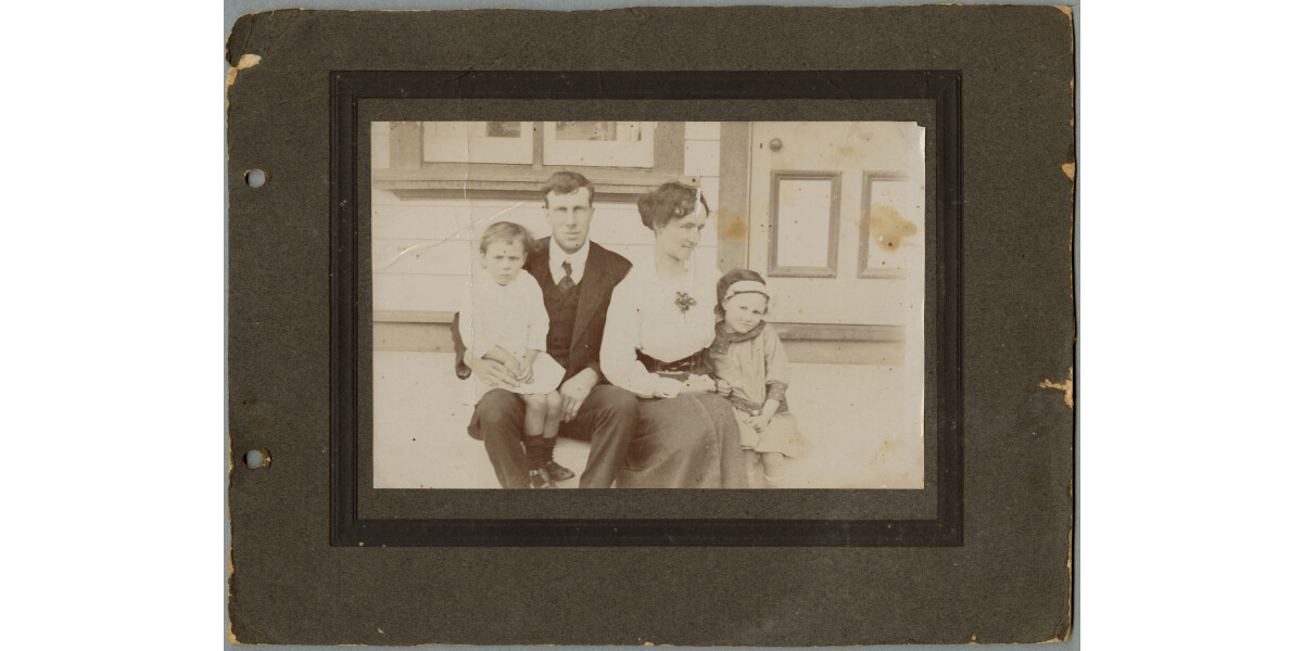 Bryant family portrait | discoverywall.nz