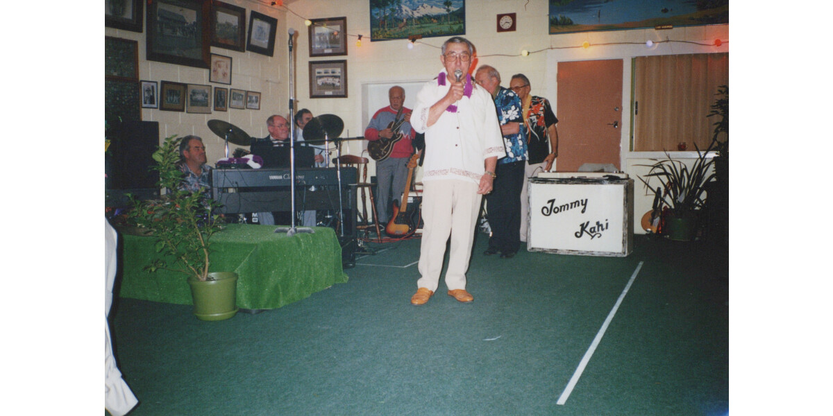 George Williams speaking at a Tommy Kahi concert | discoverywall.nz