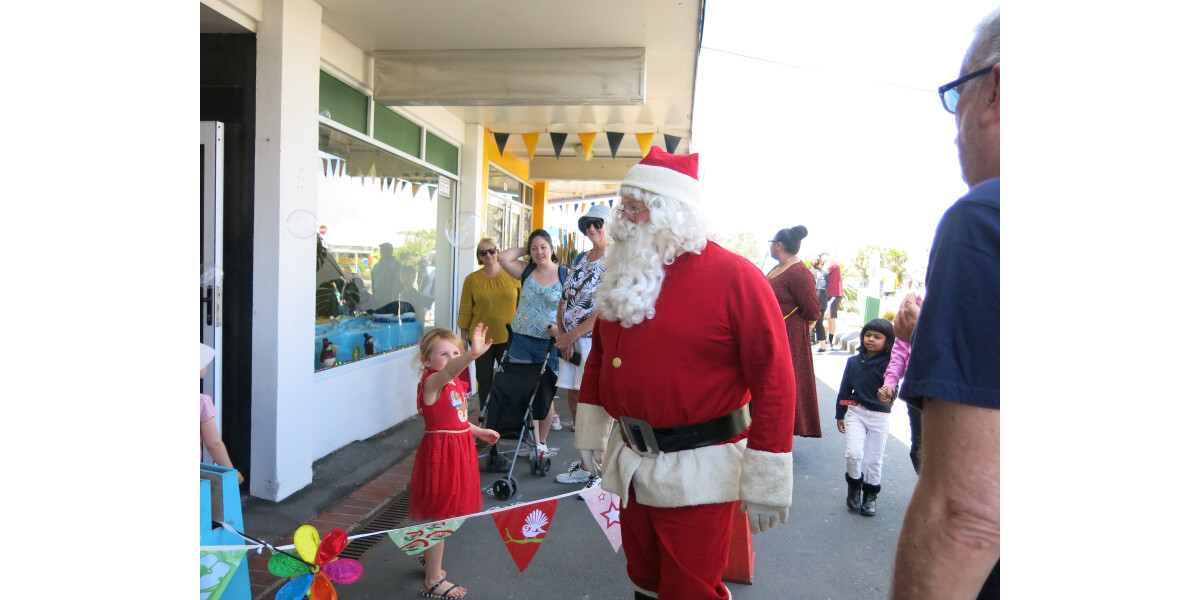 Santa goes into the grotto | discoverywall.nz