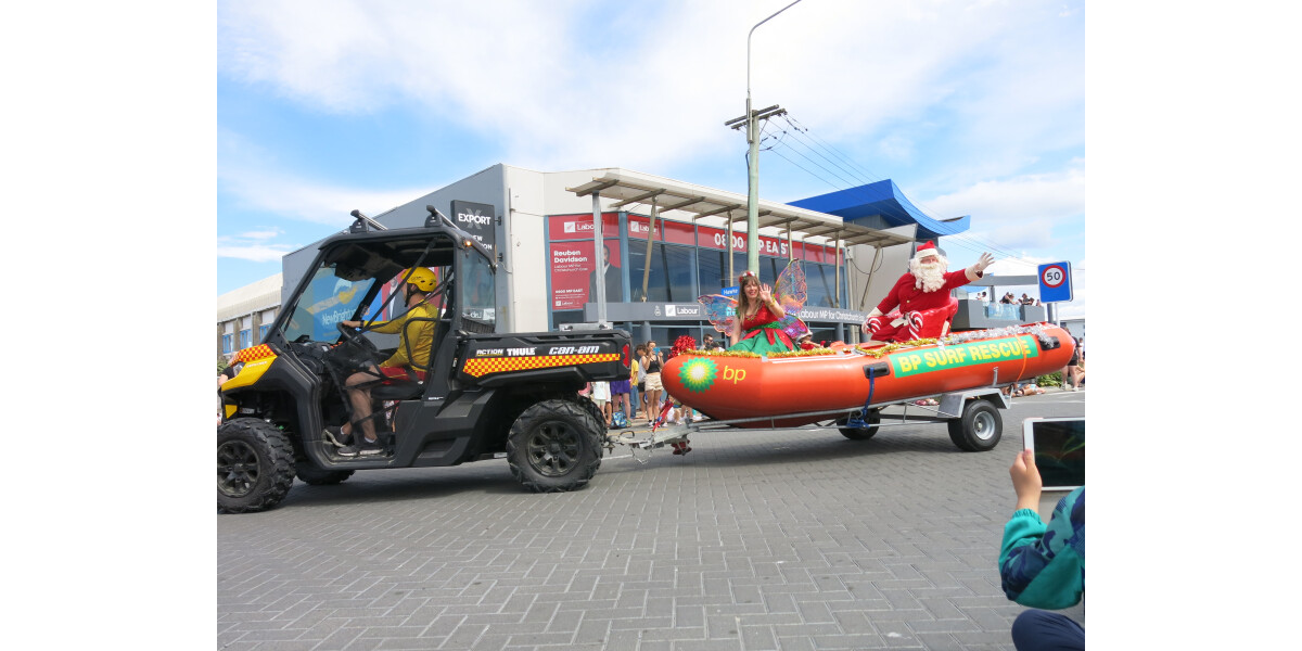 Santa arrives. New Brighton Christmas Parade | discoverywall.nz