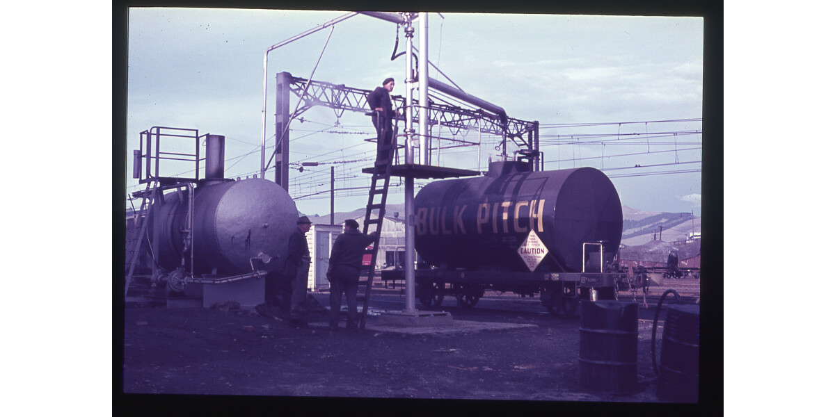 Loading of bulk pitch tank wagon on Gasworks siding | discoverywall.nz