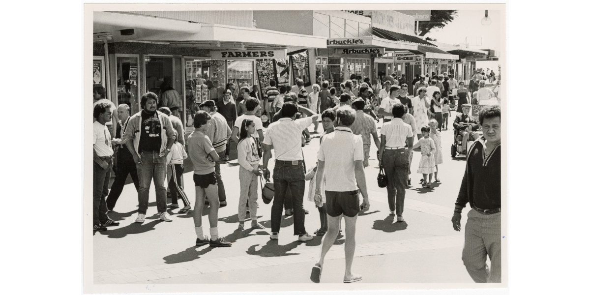 Shoppers on Brighton Mall, New Brighton | discoverywall.nz