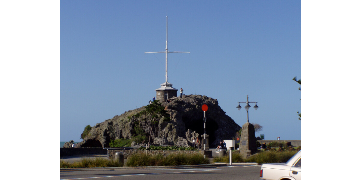 Cave Rock, Sumner | discoverywall.nz