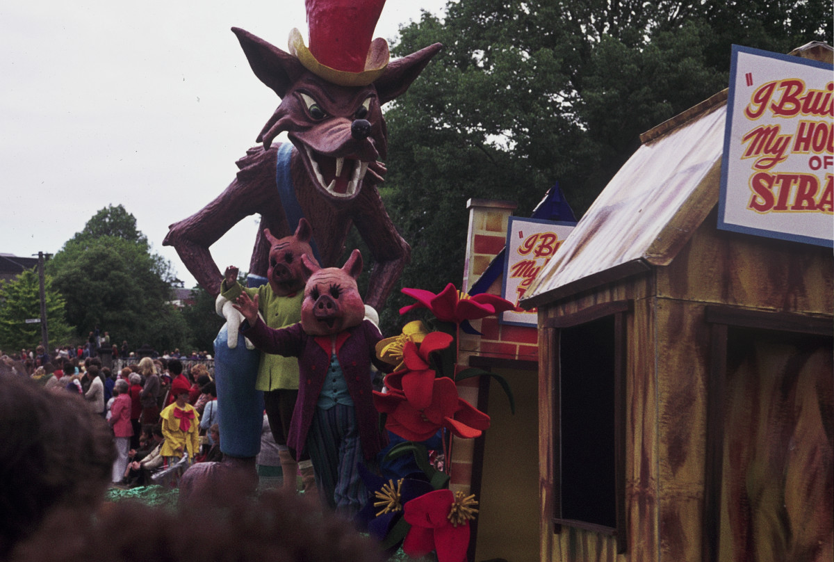The Three Little Pigs and the Big Bad Wolf float | discoverywall.nz