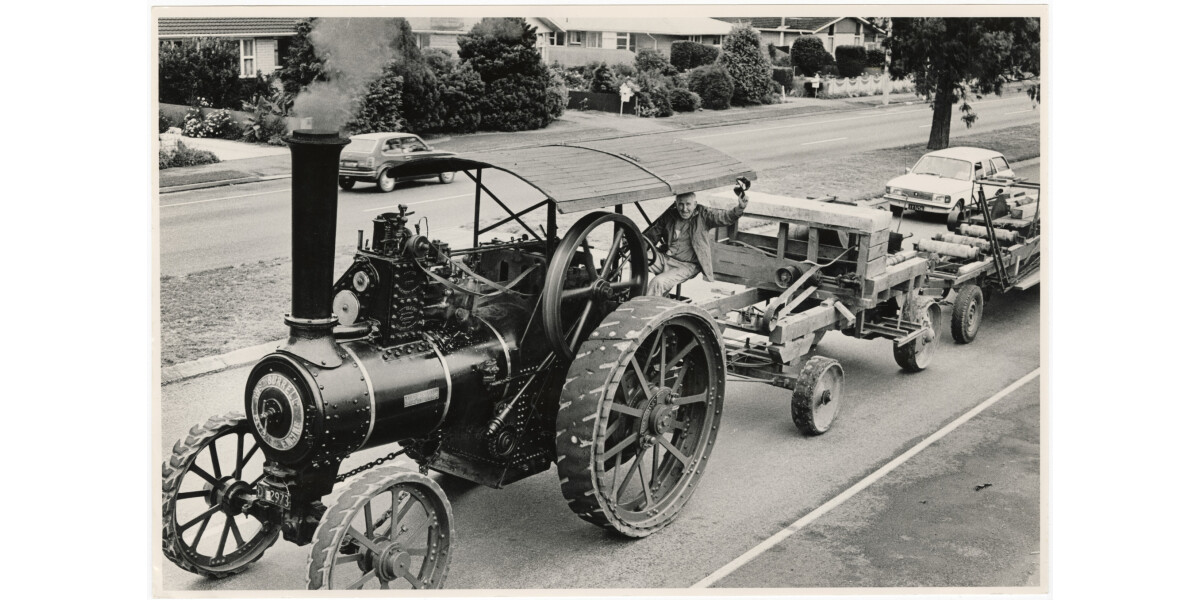 Mr Bob Hawkin on a 1903 traction engine | discoverywall.nz