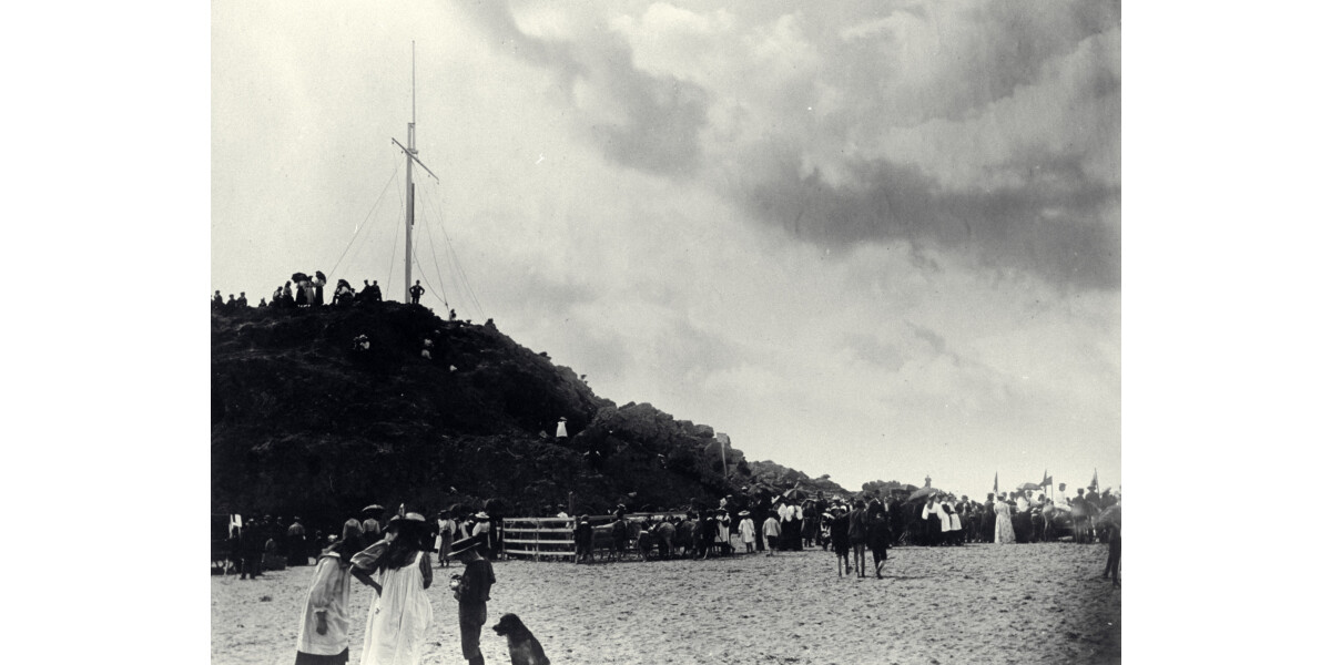 Cave Rock - Tuawera, Sumner beach | discoverywall.nz