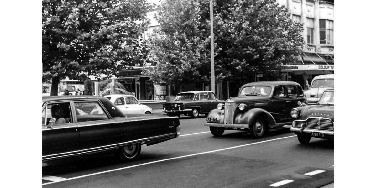 Cars going along Colombo Street | discoverywall.nz