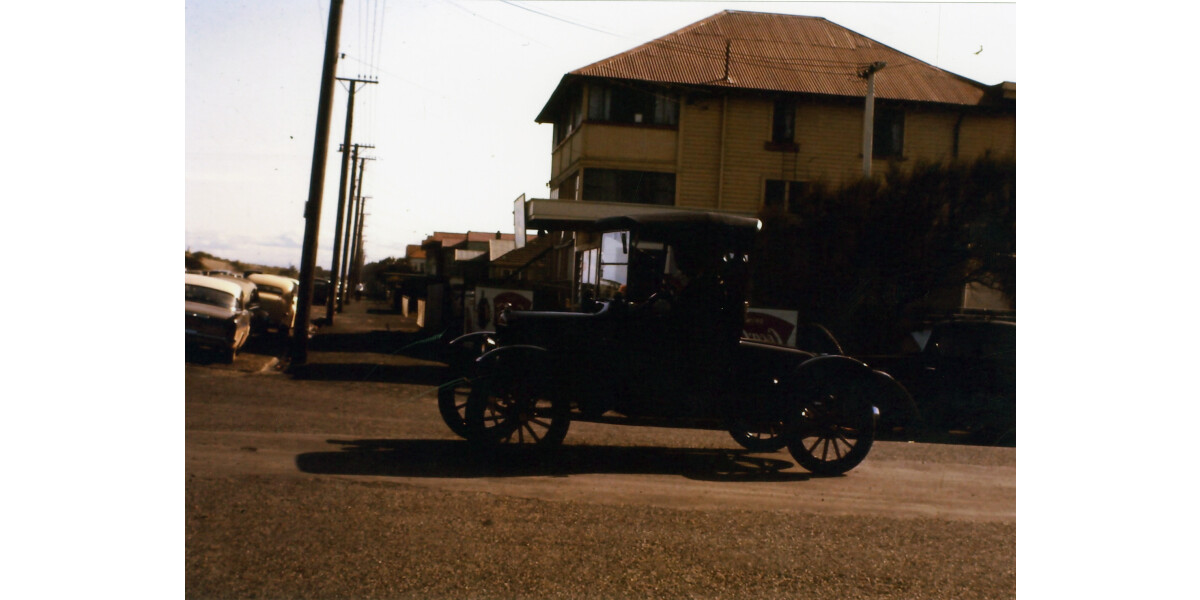 Vintage car on Seaview Road, New Brighton | discoverywall.nz
