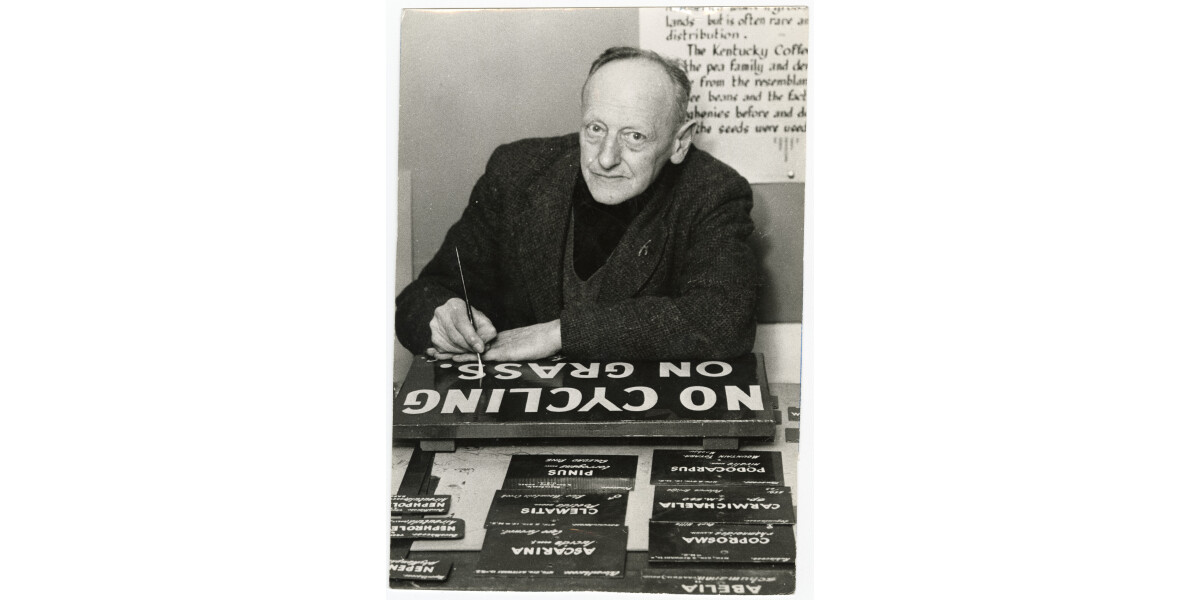 Gordon Gee, Botanic Garden sign writer | discoverywall.nz