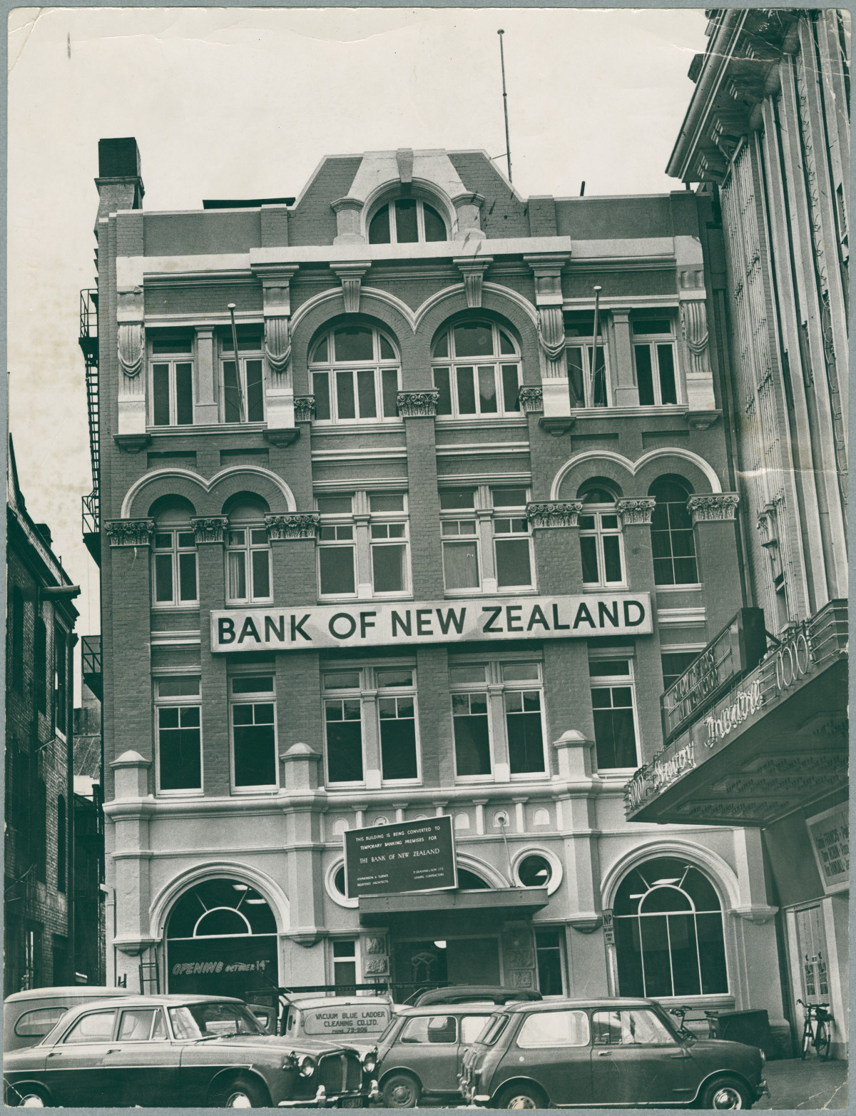 The temporary Bank of New Zealand in Cathedral Square