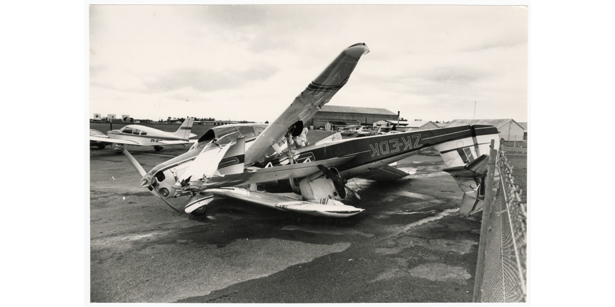 Damaged aircraft | discoverywall.nz