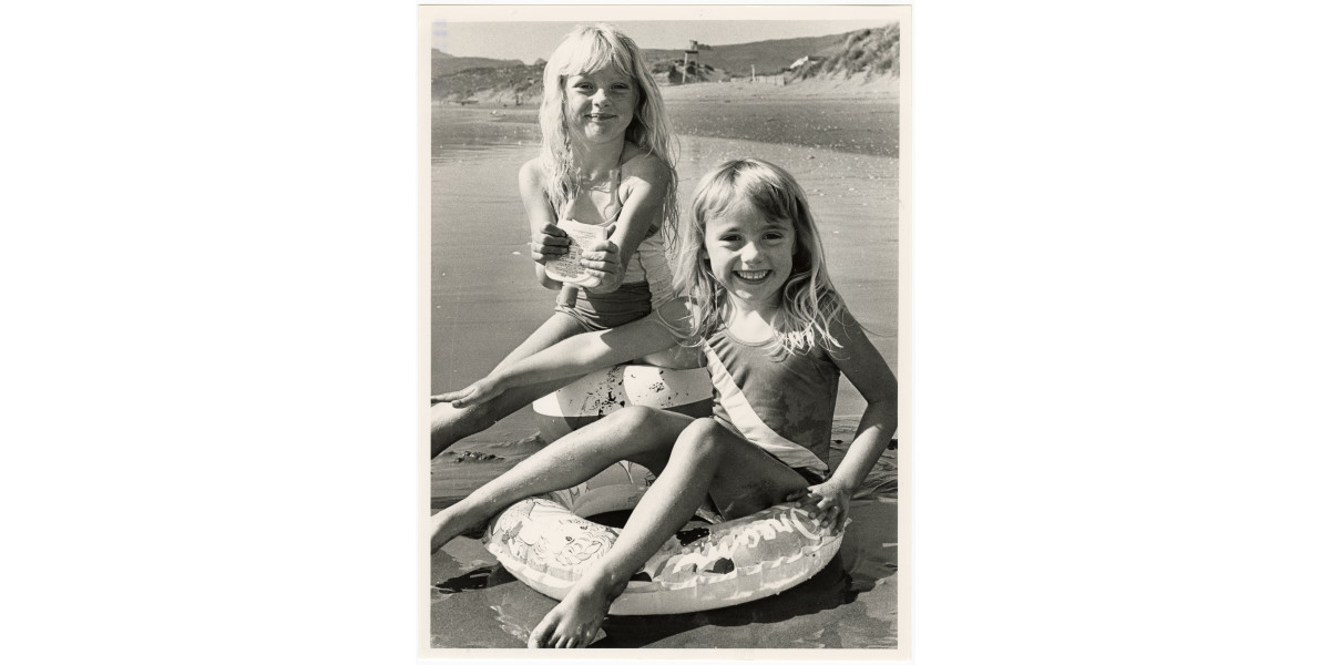 Sisters at the beach | discoverywall.nz