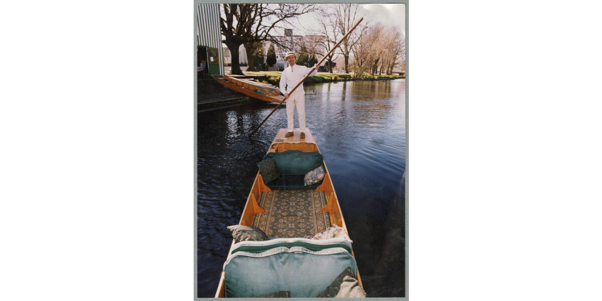 Punting on the Avon | discoverywall.nz