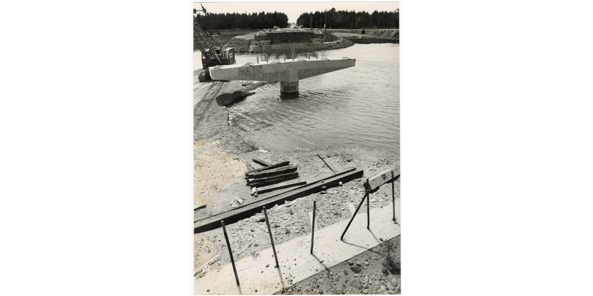 Construction of the new South Brighton bridge | discoverywall.nz