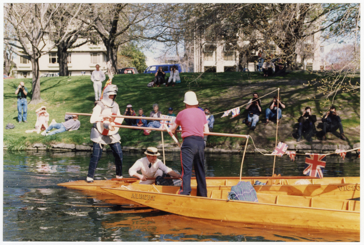 Jousting in a punting boat | discoverywall.nz