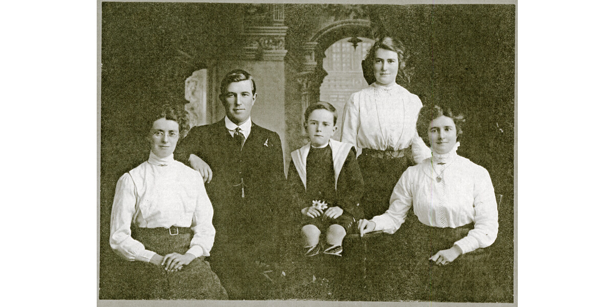 Symonds Family Group | discoverywall.nz