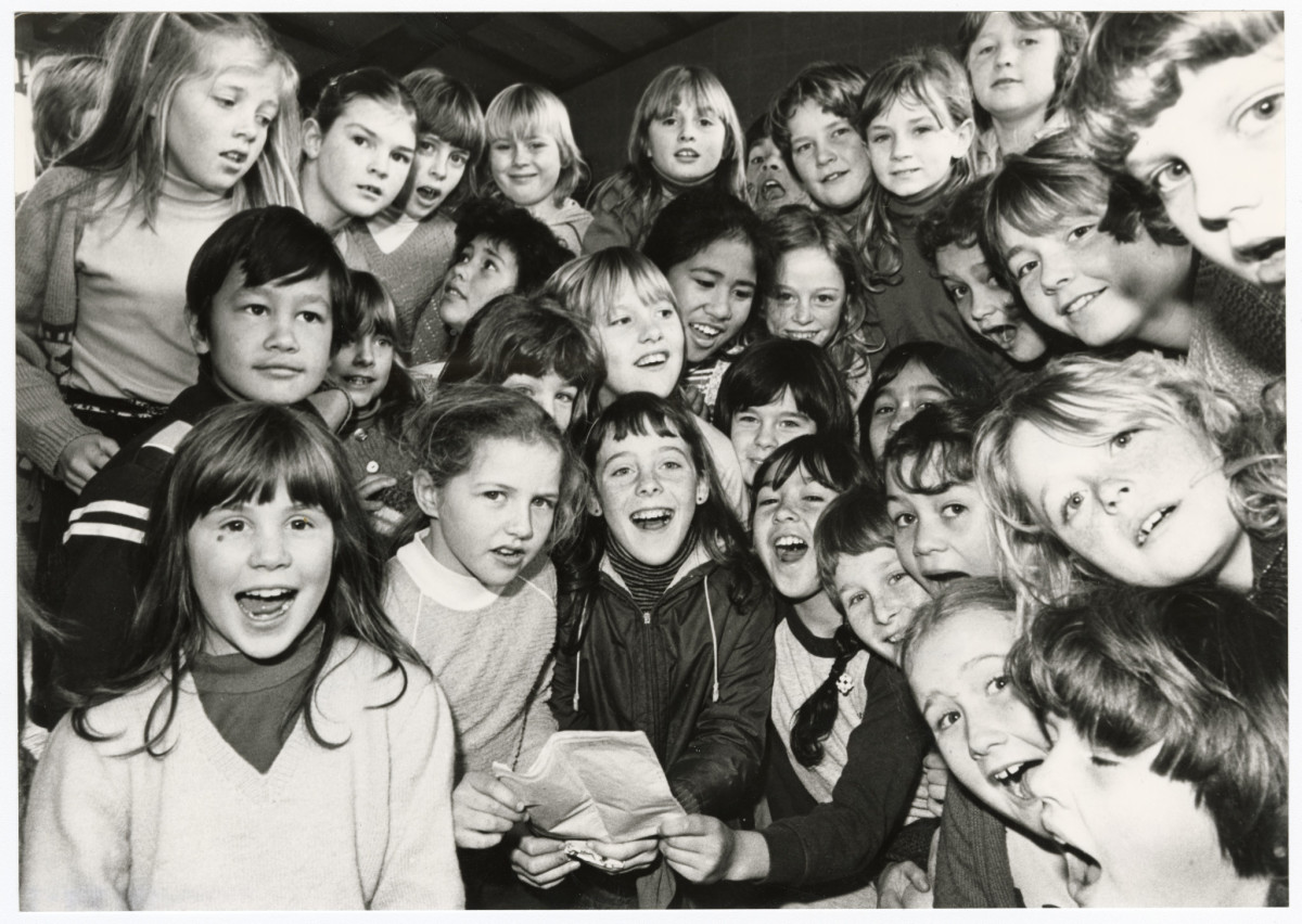 Addington School pupils singing | discoverywall.nz