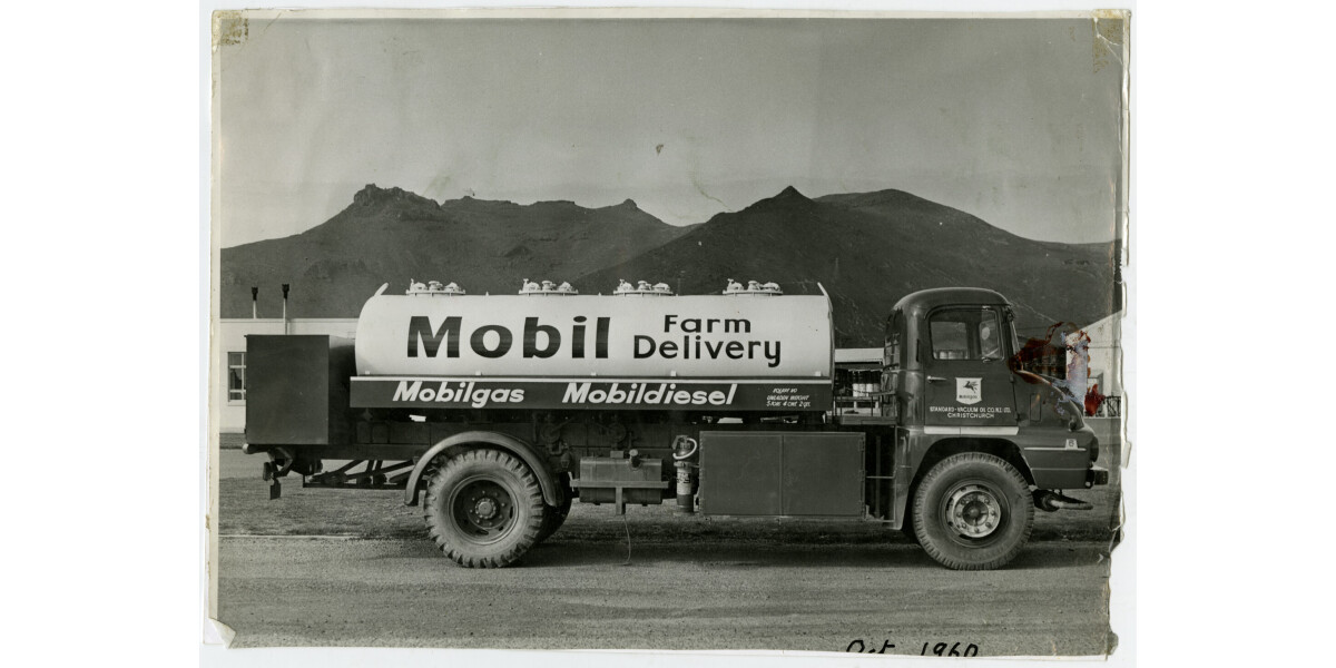 Mobil fuel farm delivery tanker | discoverywall.nz